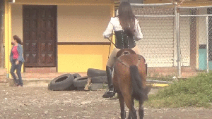CL8565_SpurQueenDayanaRound1 - Horses - clips4all